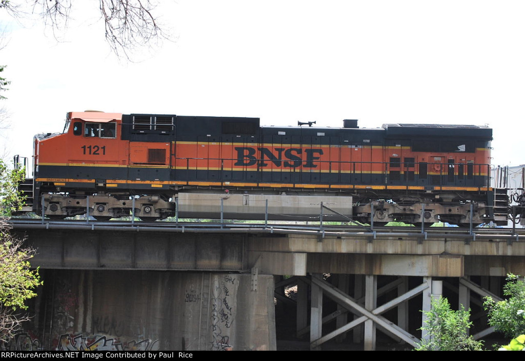 BNSF 1121